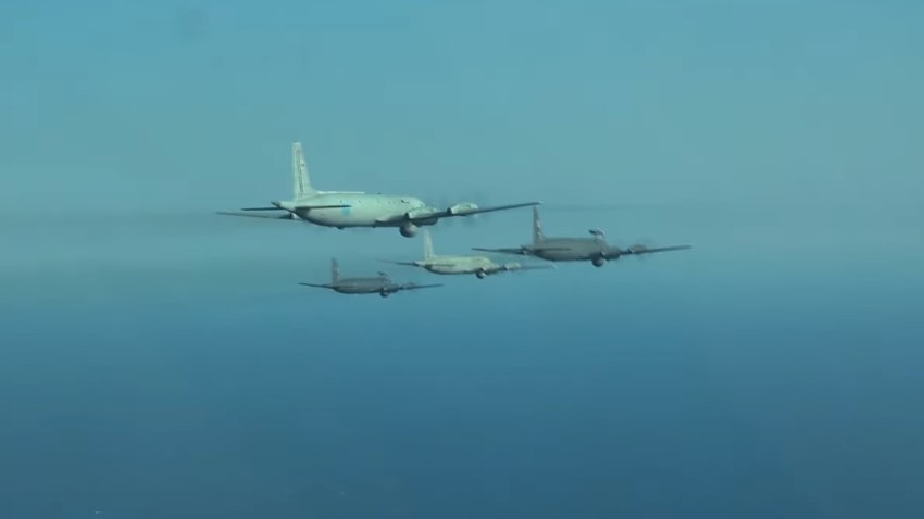 Los aviones de guerra antisubmarina Il-38 lanzan cargas de profundidad (Vídeo) - Russia Beyond ES