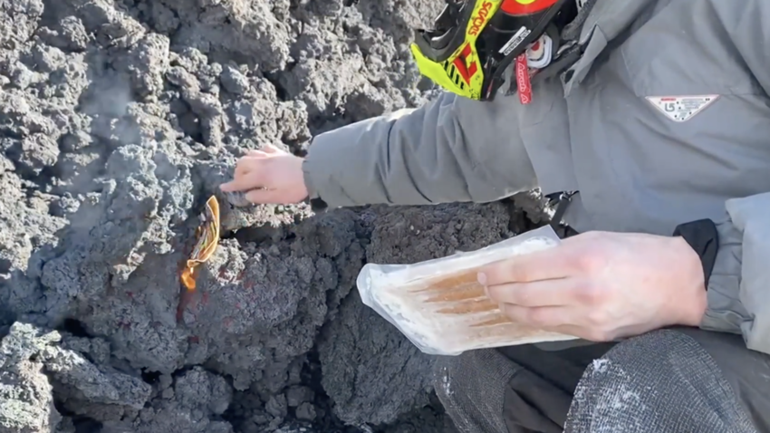 Cocinando carne con el calor de un volcán (Vídeo) - Russia Beyond ES