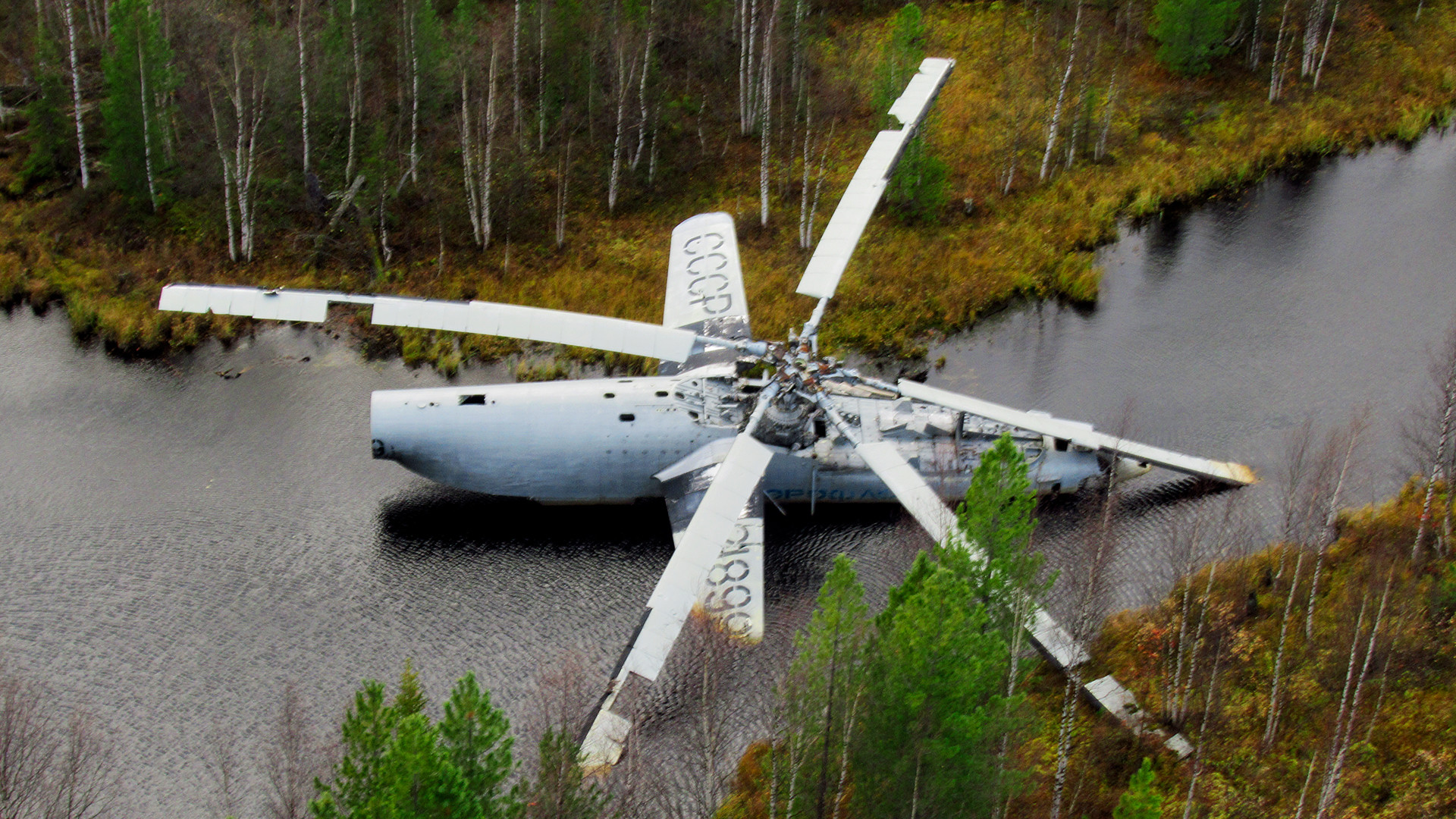 Mi-6 chopper lies abandoned in Russian swamp for 40 years. How come ...