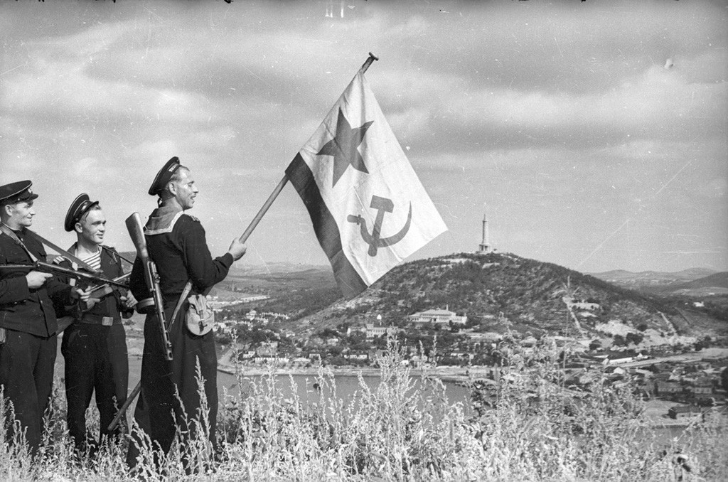 40+ PHOTOS of WWII by the legendary Yevgeny Khaldei - Russia Beyond