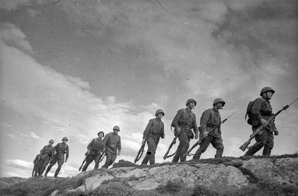 Foto-Foto Perang Dunia II Jepretan Pewarta Legendaris Soviet Yevgeny ...