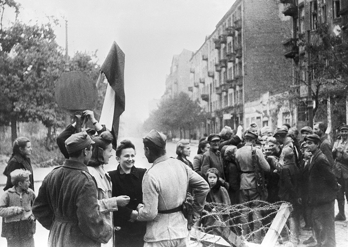 Liberated Warsaw through the eyes of Soviet photographers - Russia Beyond