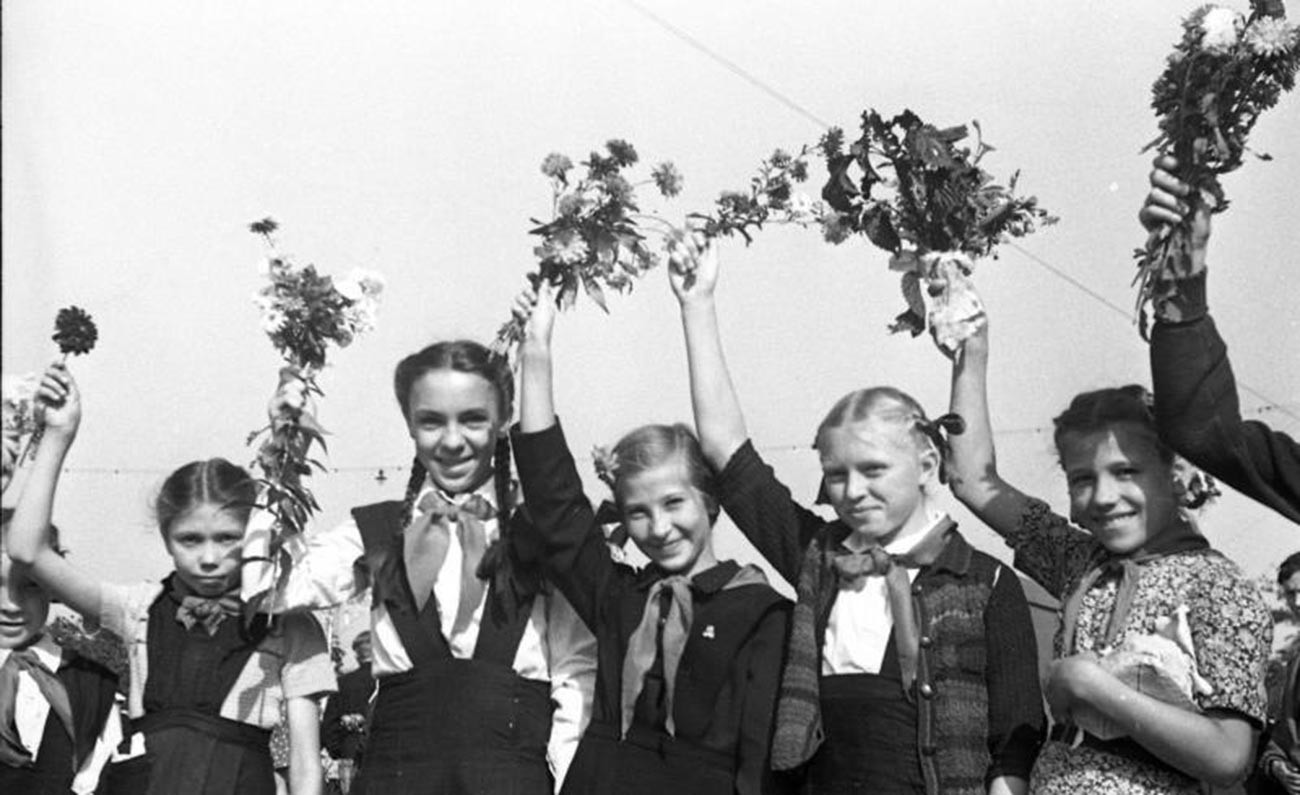 30 atmospheric photos of Labor Day parades - Russia Beyond