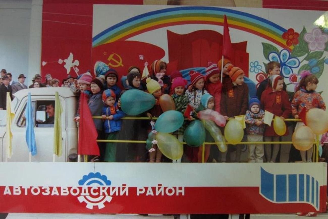 30 atmospheric photos of Labor Day parades - Russia Beyond