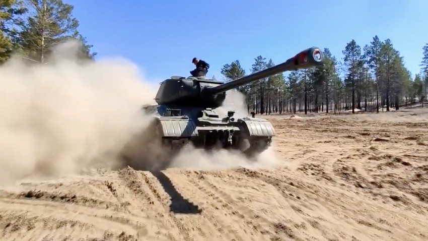 Militer Rusia Sukses Restorasi Tank Legendaris Soviet IS-2 - Russia Beyond