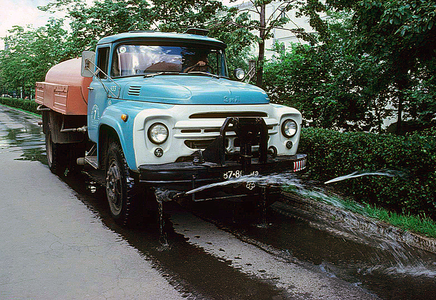 These ‘sweepers’ and ‘sprinklers’ kept Soviet streets clean (PHOTOS ...