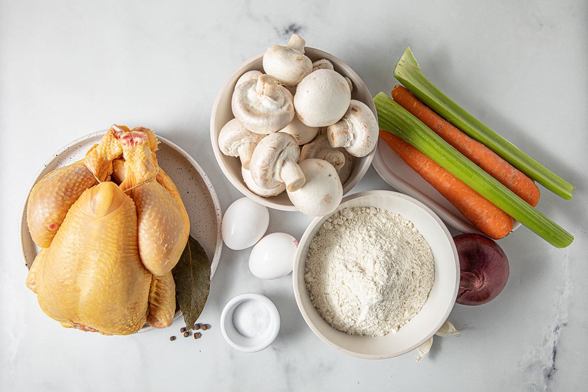 Traditionelles russisches Nudelgericht: Pasta-Pilzsuppe (REZEPT ...