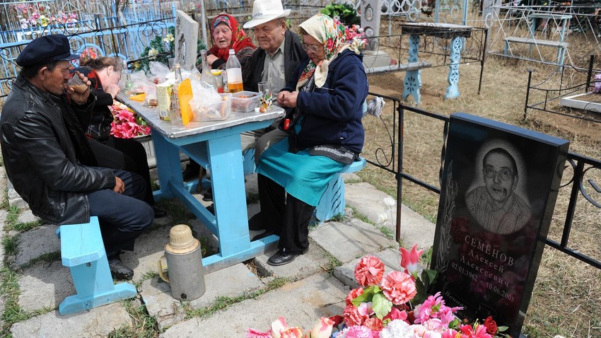 5 WEIRD things about Russian cemeteries - Russia Beyond
