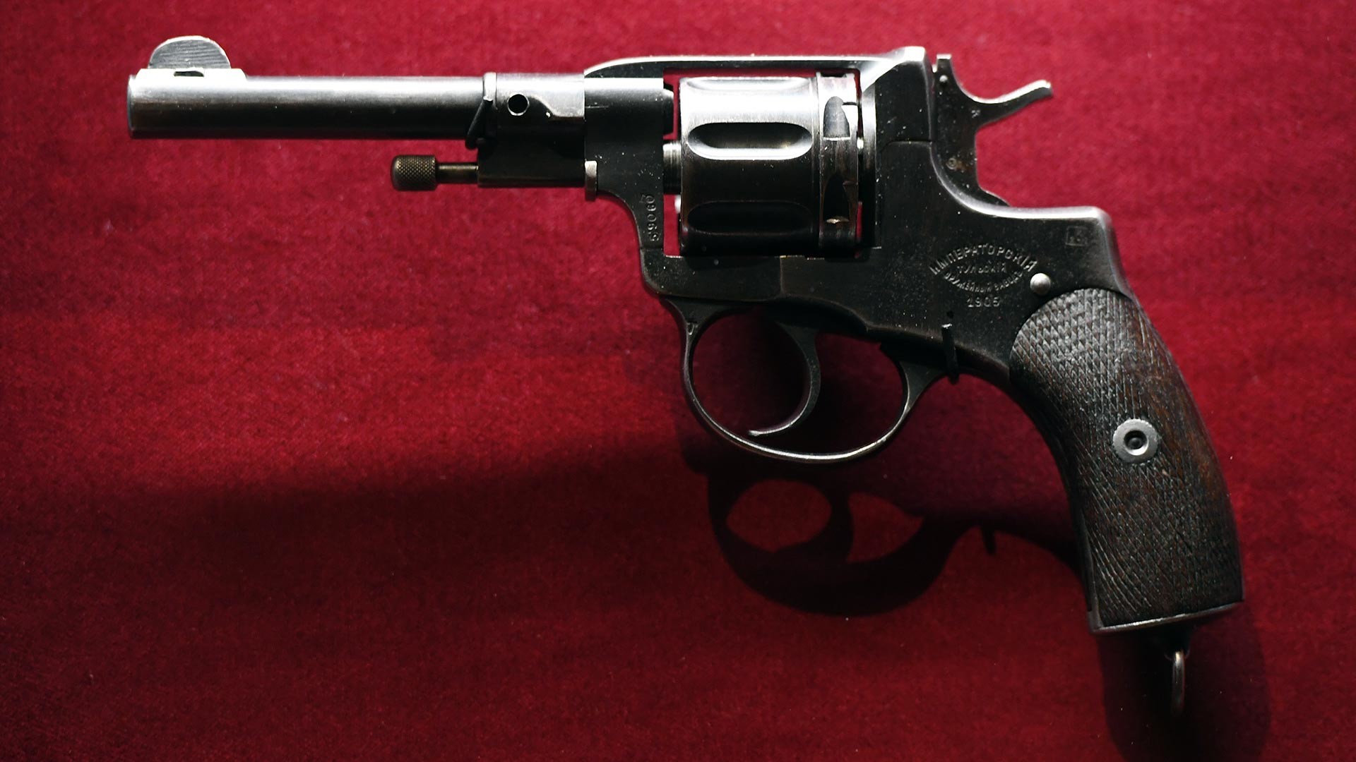 Comment le revolver belge Nagant est devenu le symbole de la Révolution ...
