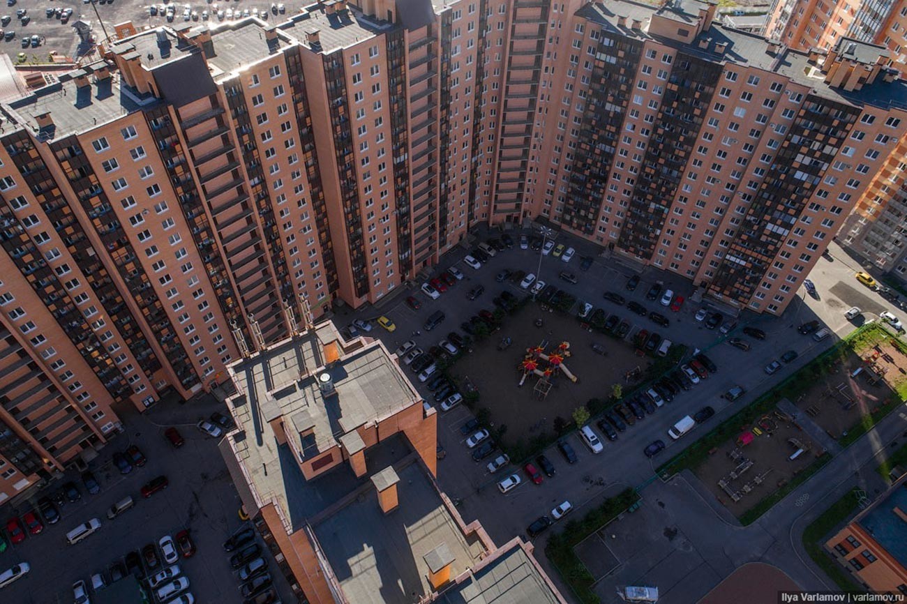 This GIANT apartment complex houses 20,000 people! How on earth do they ...