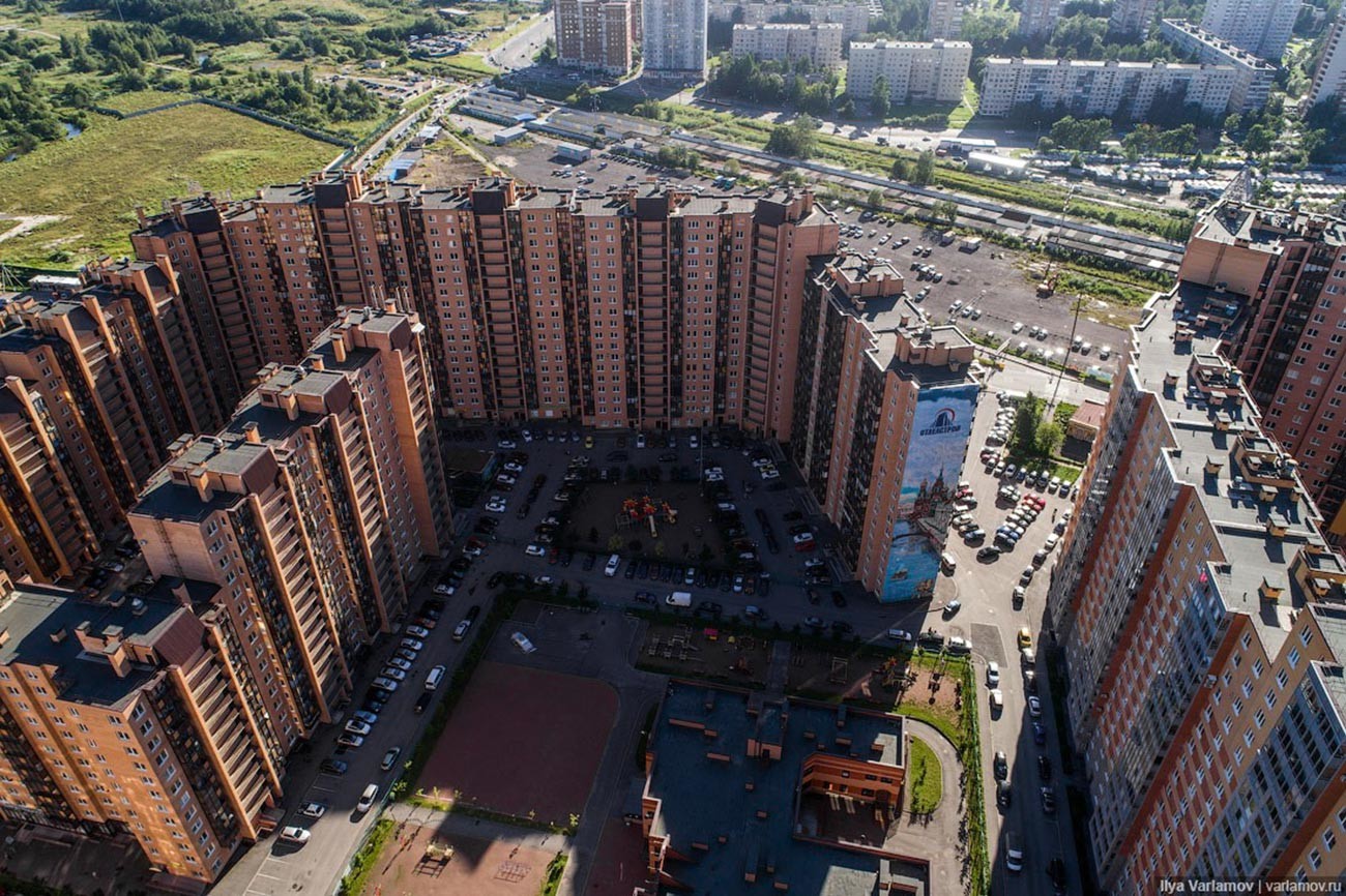 This GIANT apartment complex houses 20,000 people! How on earth do they ...