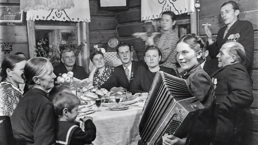 17 atmospheric PHOTOS of Soviet table gatherings - Russia Beyond