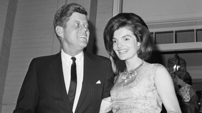 Wie der russische Designer Oleg Cassini Jackie Kennedys kompletten Look ...