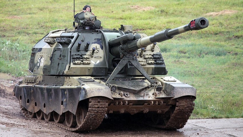 Como levantar um enorme obus Msta-S com a ajuda de um tanque (Vídeo ...