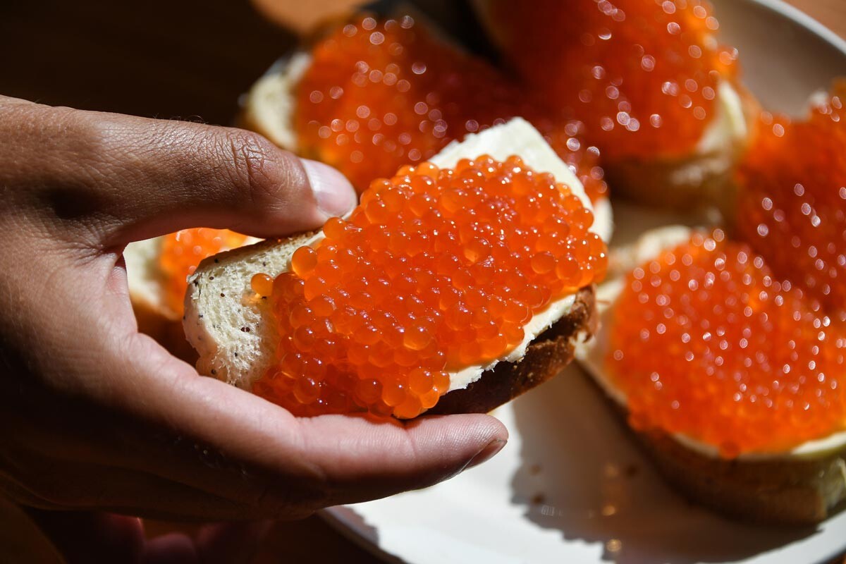 Do Russians eat RED caviar? (SPOILERS AHEAD) - Russia Beyond