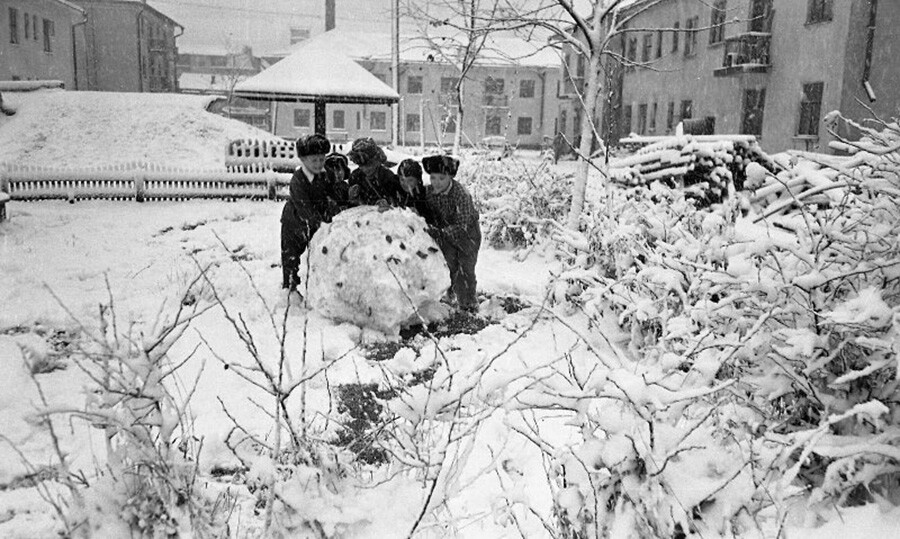 Russian snowmen in PHOTOS: 100 years of fun - Russia Beyond