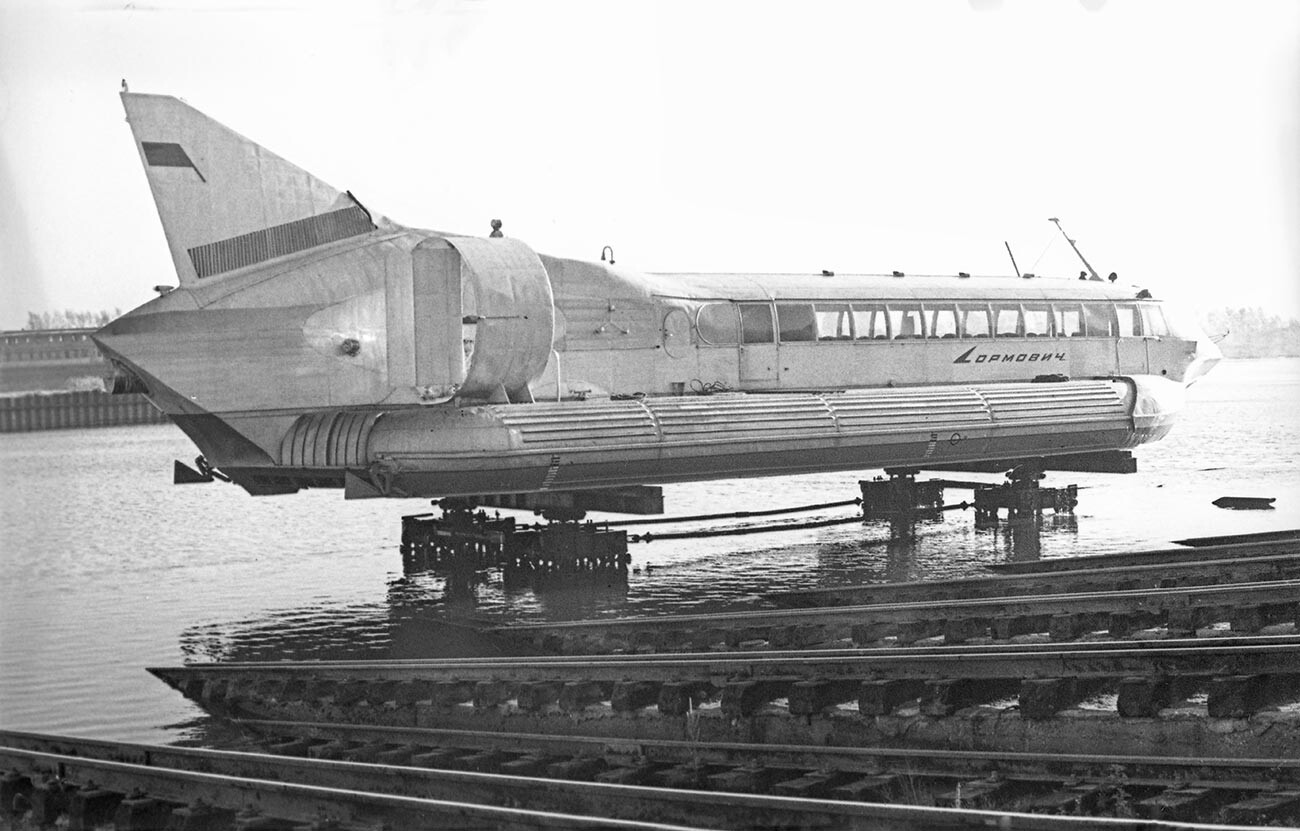 Този ГИГАНТСКИ съветски кораб на въздушна възглавница e ГОЛЯМ фурор, но ...