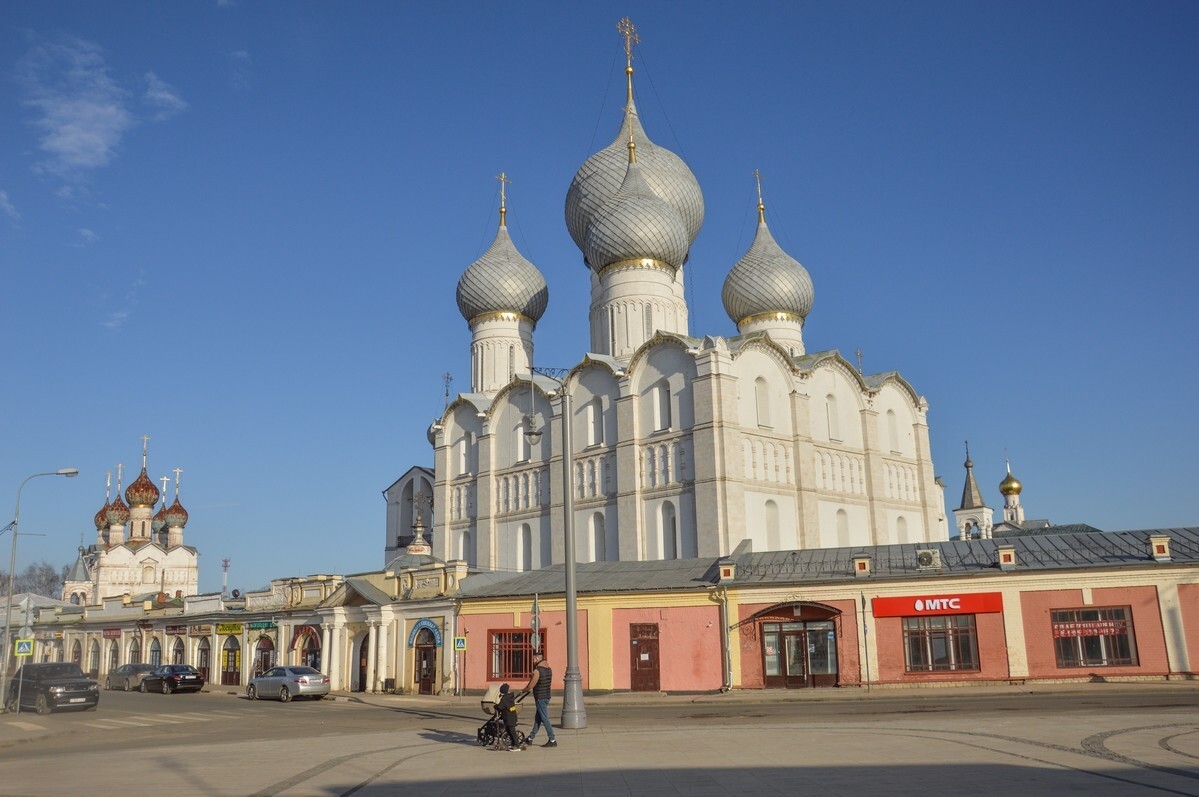 Die Moskauer Metropole einmal gegen Provinzkirchen, Holzhütten und Ruhe ...