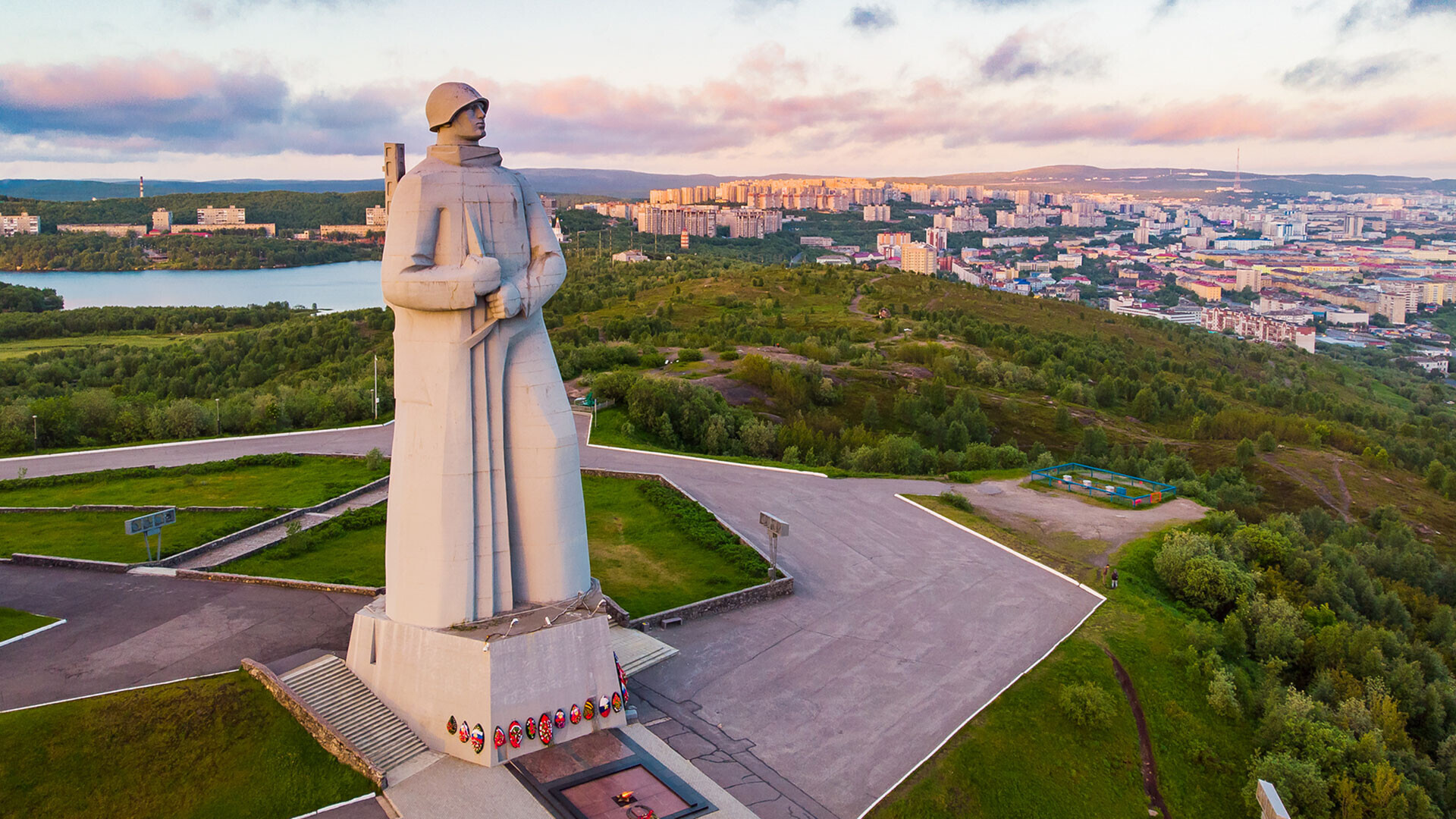 Murmansk: Kota Terbesar di Dunia yang Terletak di Lingkar Arktik ...