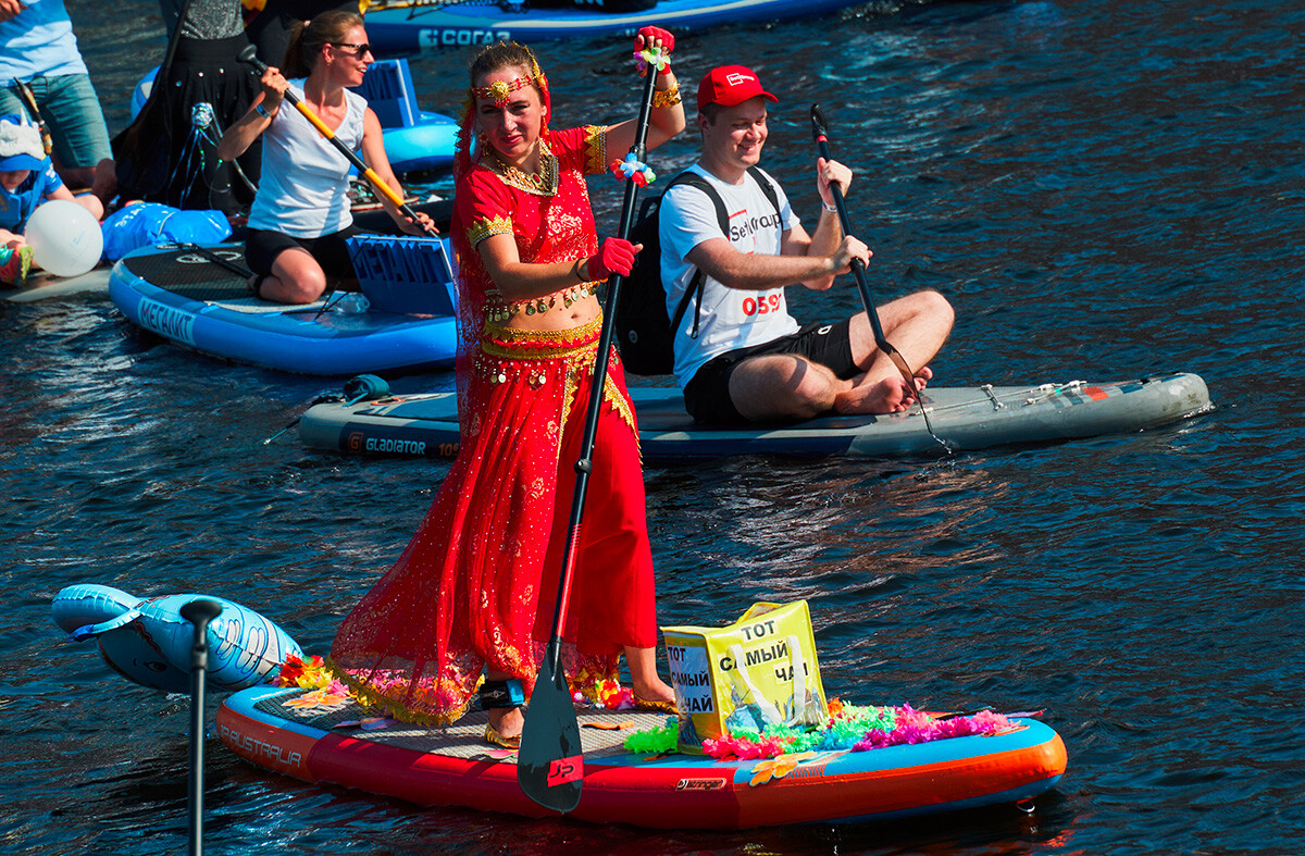La carica degli stand up paddle a San Pietroburgo: le migliori foto del ...
