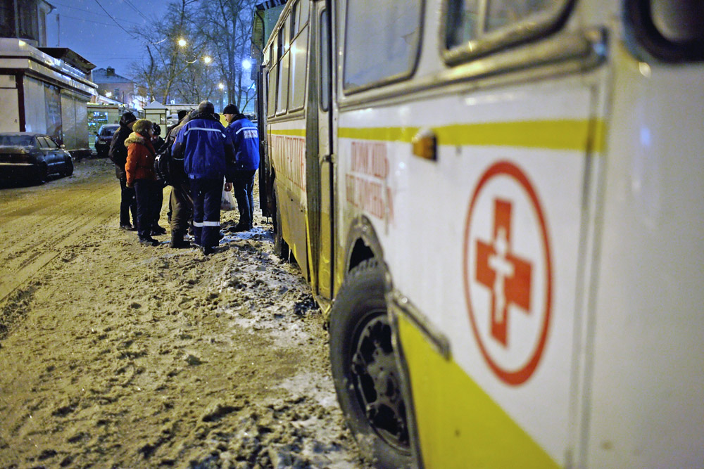 Charity bus crew help sick and poor in Moscow (PHOTOS) - Russia Beyond