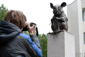 A mouse knitting DNA - Russia Beyond