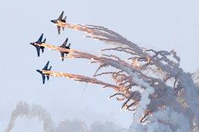 Sukhoi Su-27 jet fighters release flares - Russia Beyond