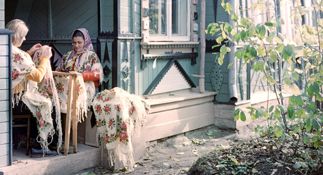 Back to the roots: learning how to weave famous Russian shawls - Russia ...