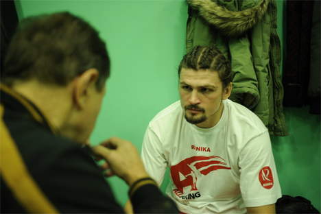 Story of a boxing priest: Playing a game between two minds and two ...