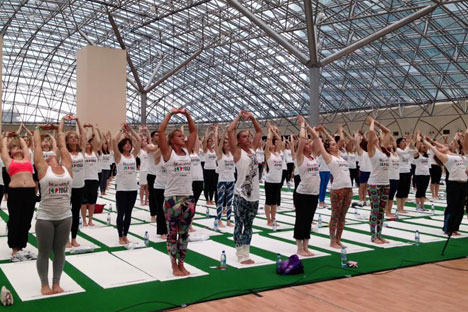 Moscow yogis unite in 108 sun salutations for the summer solstice ...