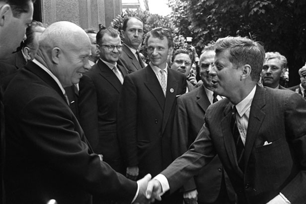 Exposición fotográfica recuerda la época de Jruschov y la Guerra Fría ...