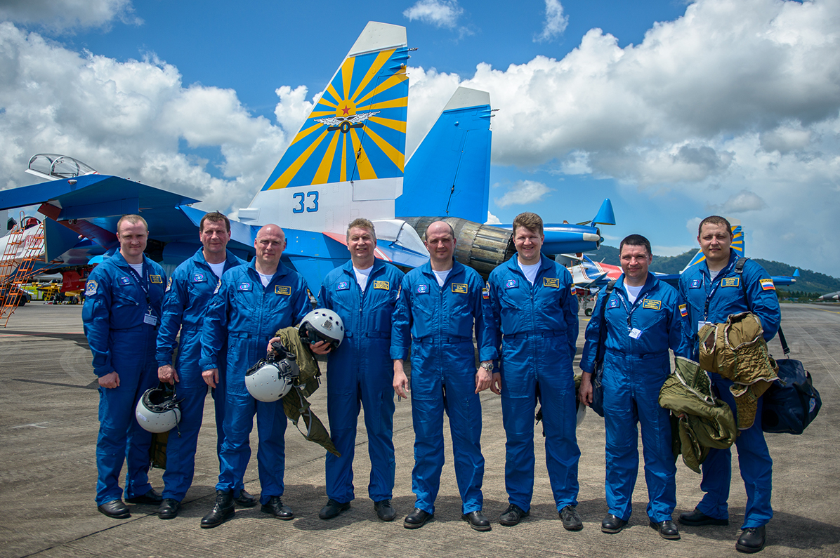 Russian Knights: Showcasing the best of Russian aerobatics - Russia Beyond