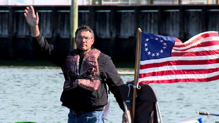 US man lives on a raft to defend the rights of the homeless. Trailer — RTD